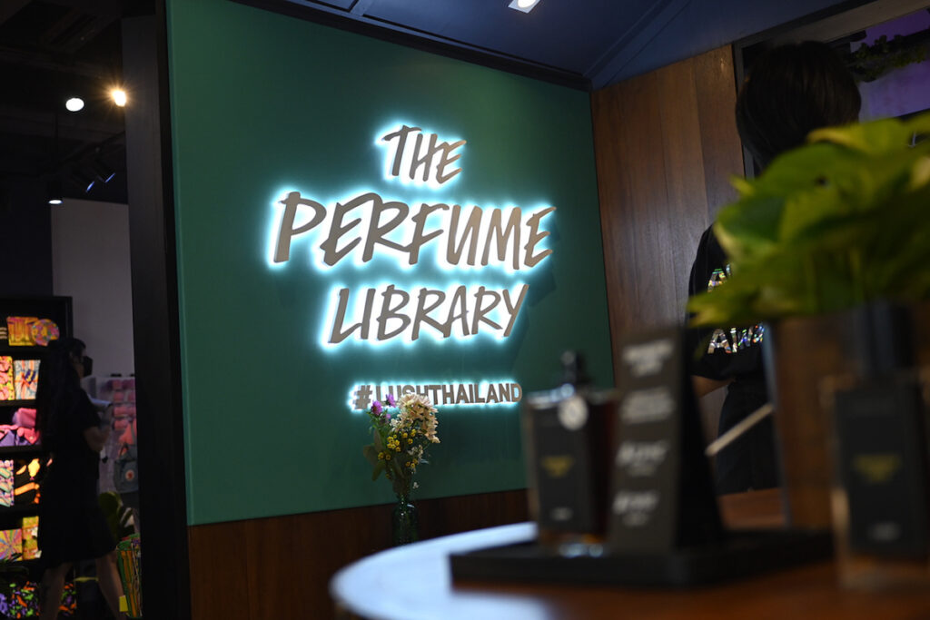 LUSH เปิดตัว Perfume Library แห่งแรกในประเทศไทย ร่วมสัมผัสและเปิดประสบการณ์ด้านความหอมกันได้แล้ว ...